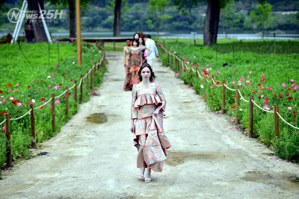 [포토] 가평 자라섬 남도에서의 참가모델들의 홍보 패션쇼